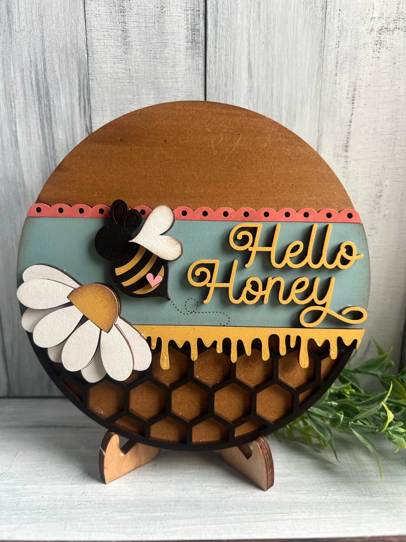 Bee Circle Sign – Hop In and Create